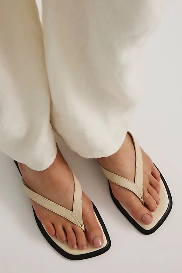 VAGABOND SHOEMAKERS Izzy Thong Sandals - Off White