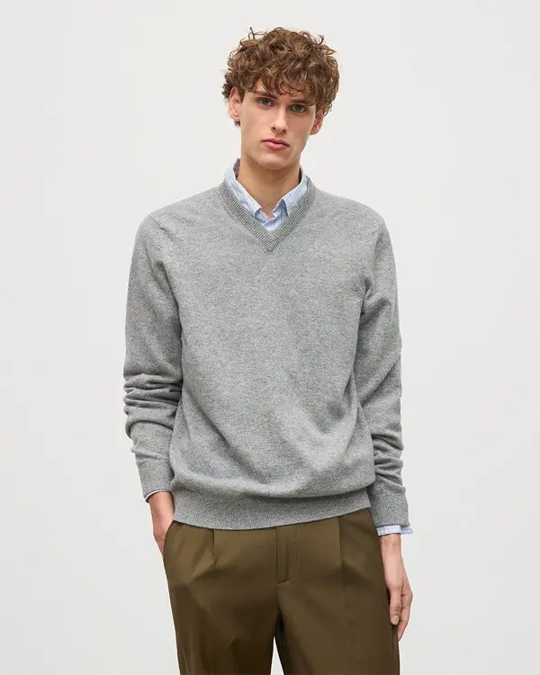 Johnstons Of Elgin Rory Classic Cashmere V-neck Jumper