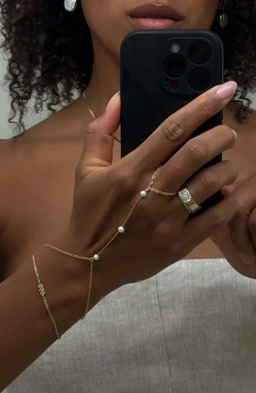 SET & STONES Bobbi Hand Chain With Freshwater Pearls