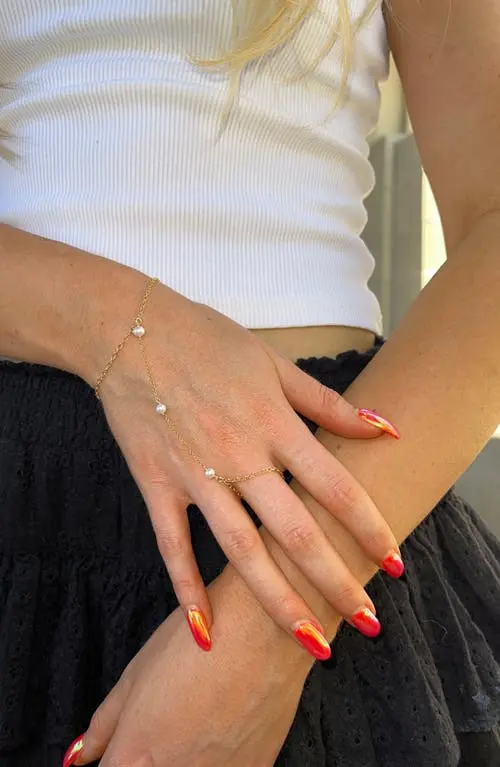 SET & STONES Bobbi Hand Chain With Freshwater Pearls