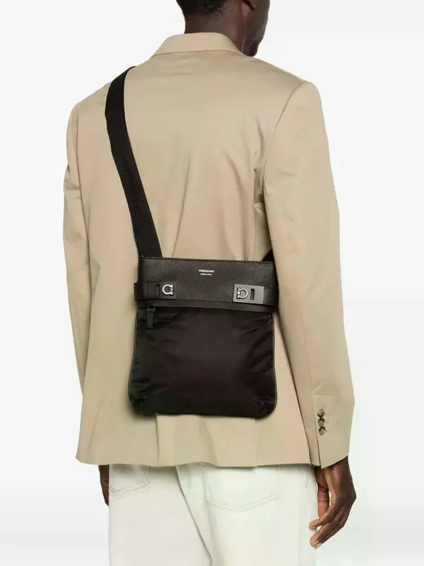 FERRAGAMO Logo-detail Messenger Bag - Black