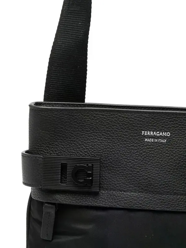 FERRAGAMO Logo-detail Messenger Bag - Black
