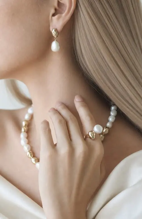 RETRO CHIC Eden Pearl Necklace With Tone Accents