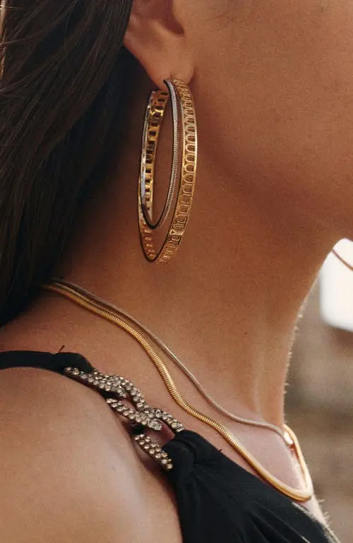 RETRO CHIC Colosseum Hoop Earrings - Gold