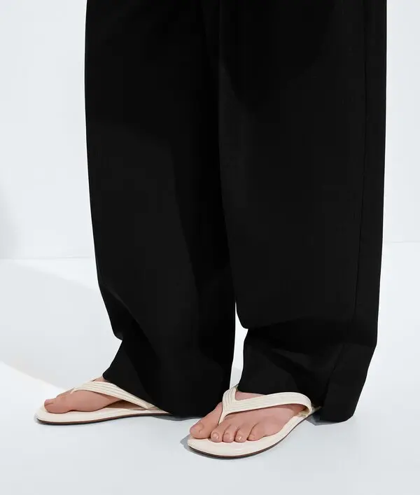 Bottega Veneta Sampieri Flat Thong - Alabaster