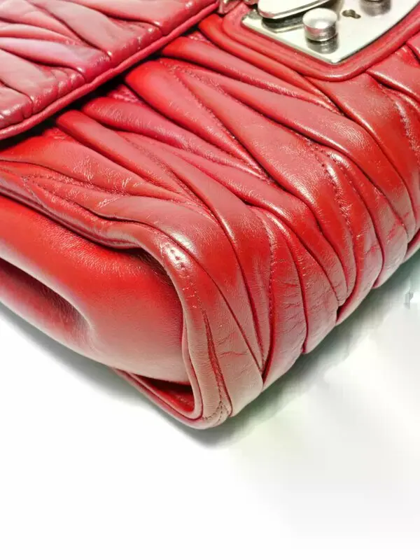 Miu Miu 2015-2020s Matelasse Shoulder Bag - Red