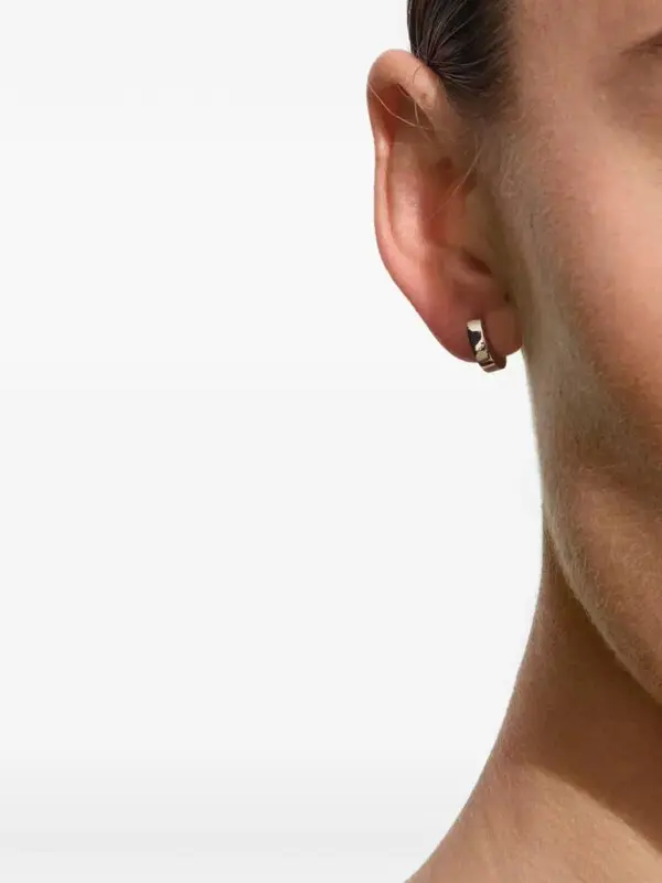 Tom Wood Beck Huggie Earrings In -tone - Silver