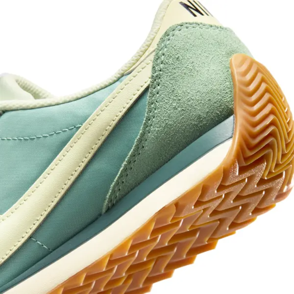 Nike Low Top Sneakers - Green