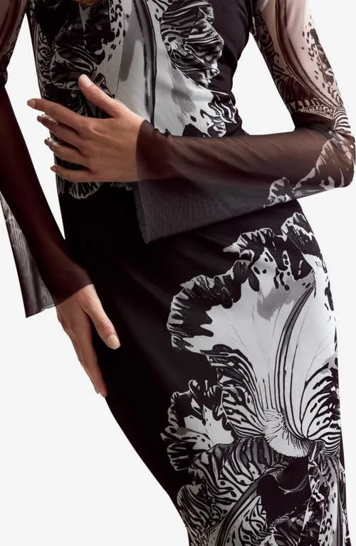 chocolate satin dress Anderson Maxi Dress, in Luxe Satin, Size: Small | Show Me Your Mumu Size:Small Long geometric design 3% SpandexFit Vestido Maxi Gabriella Long