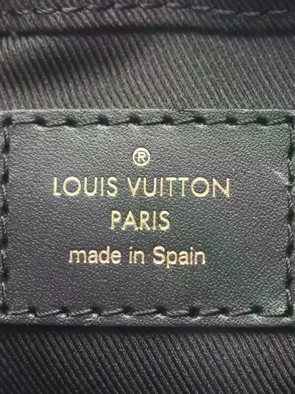 LOUIS VUITTON 2019 Monogram Saintonge Crossbody Bag - Brown