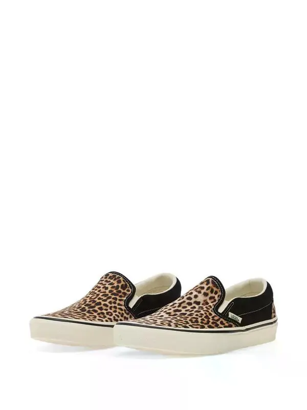 VANS Classic Slip-on Sneakers