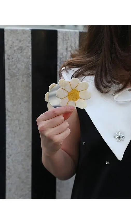 SOLAR ECLIPSE Hand-painted Vintage Daisy Compact Mirror