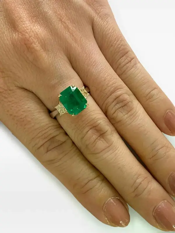HYT JEWELRY Emerald And Diamond Three-stone Ring