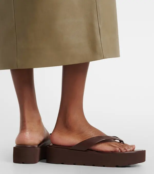 GIANVITO ROSSI Leather Platform Thong Sandals - Brown