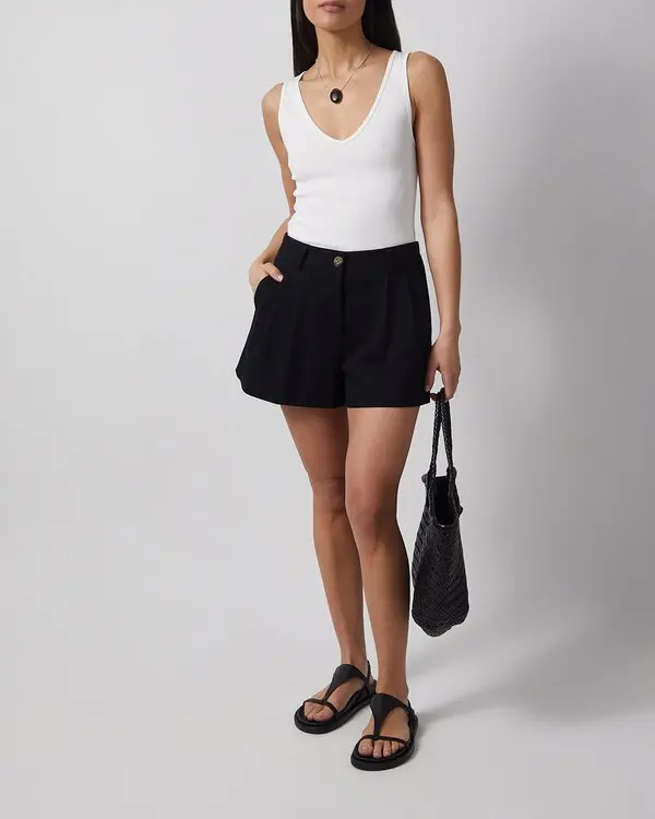 WAKAKUU Tailored Pleated Shorts - Black