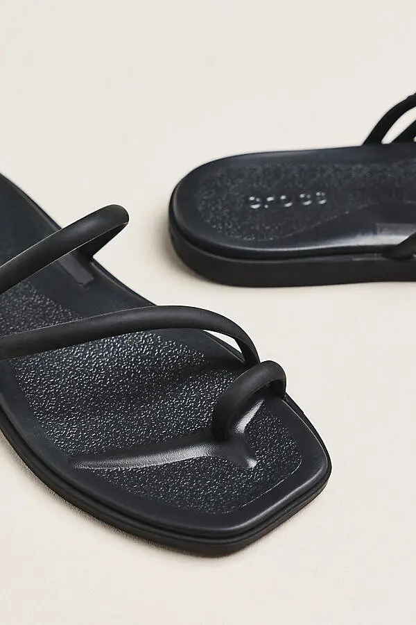 CROCS Miami Toe-loop Sandals