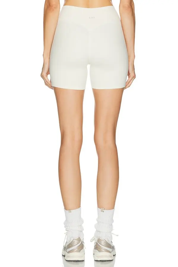 437 The Essentials Short - Cream
