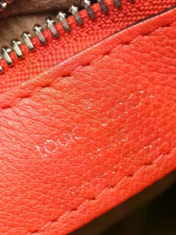 LOUIS VUITTON 2010 Mm Mahina Selene Tote Bag