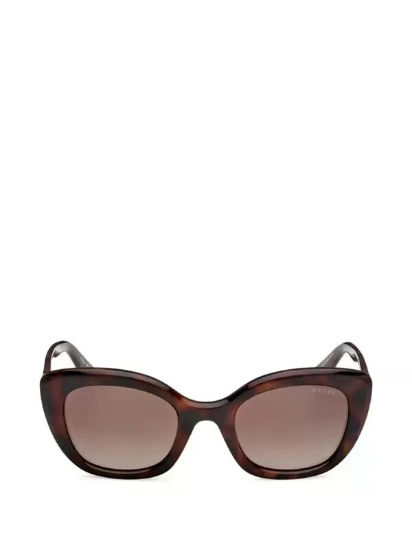 Guess Cat-eye Sunglasses With Logo Plaque - Brown