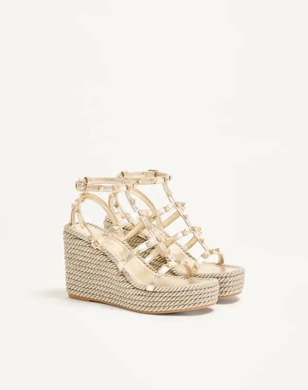 Valentino Garavani Rockstud Laminated Nappa Wedge Sandal 95 Mm - Platinum