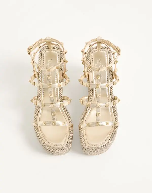 Valentino Garavani Rockstud Laminated Nappa Wedge Sandal 95 Mm - Platinum