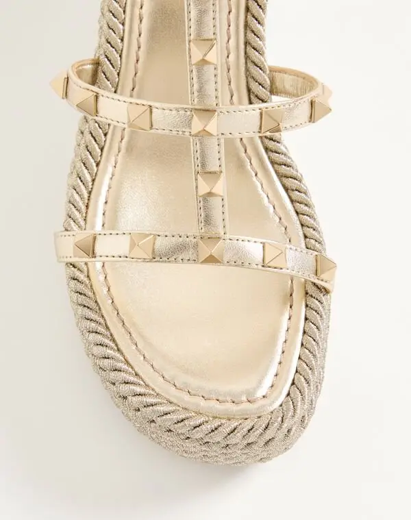 Valentino Garavani Rockstud Laminated Nappa Wedge Sandal 95 Mm - Platinum