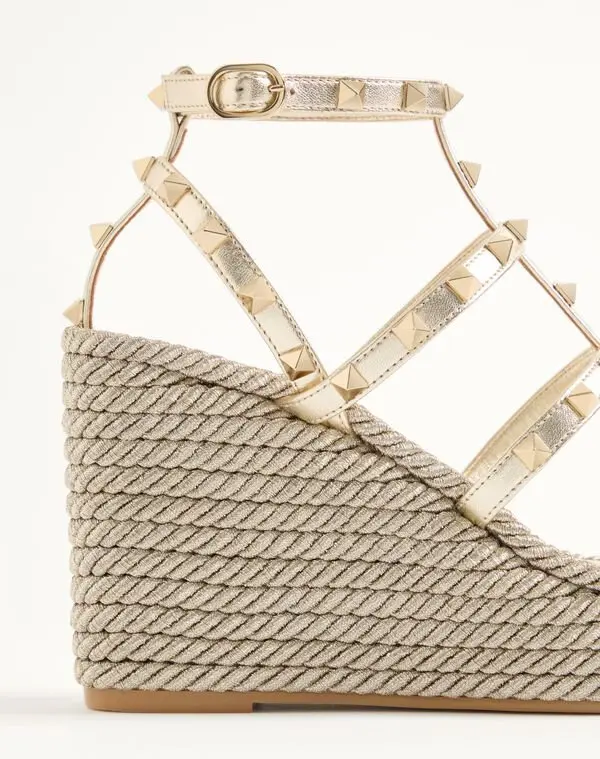Valentino Garavani Rockstud Laminated Nappa Wedge Sandal 95 Mm - Platinum