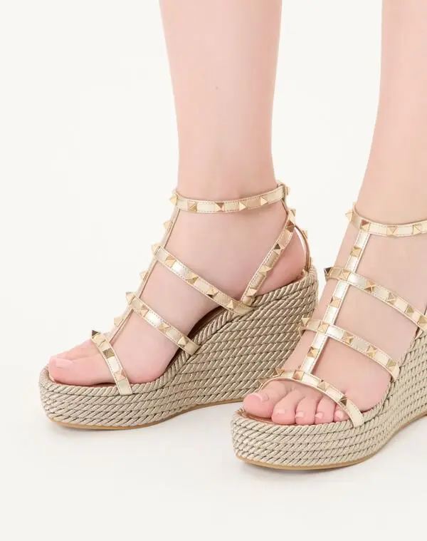 Valentino Garavani Rockstud Laminated Nappa Wedge Sandal 95 Mm - Platinum