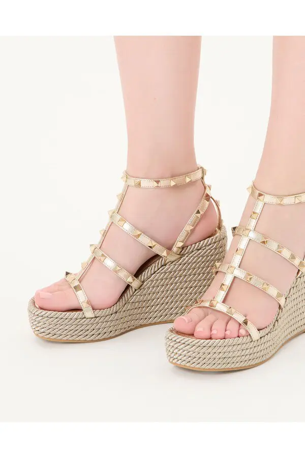 Valentino Garavani Rockstud Wedge Sandal - Natural