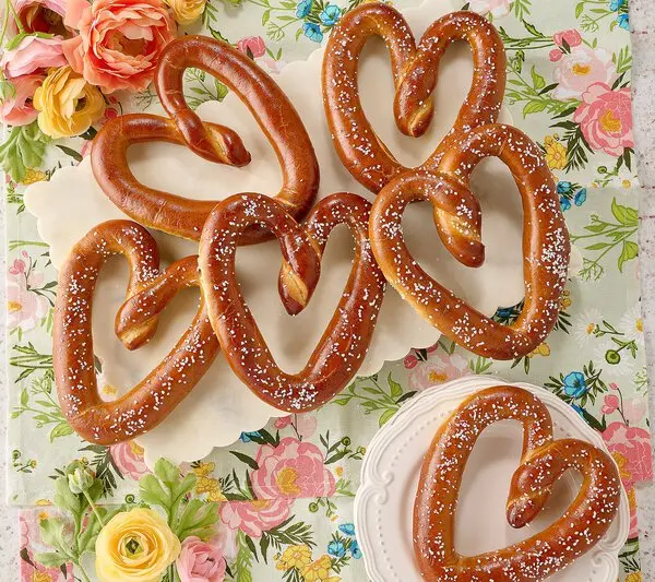 THE PRETZEL COMPANY The Pretzel Co. 5-oz Hand Twisted Heart Shaped Pretzels - One-color