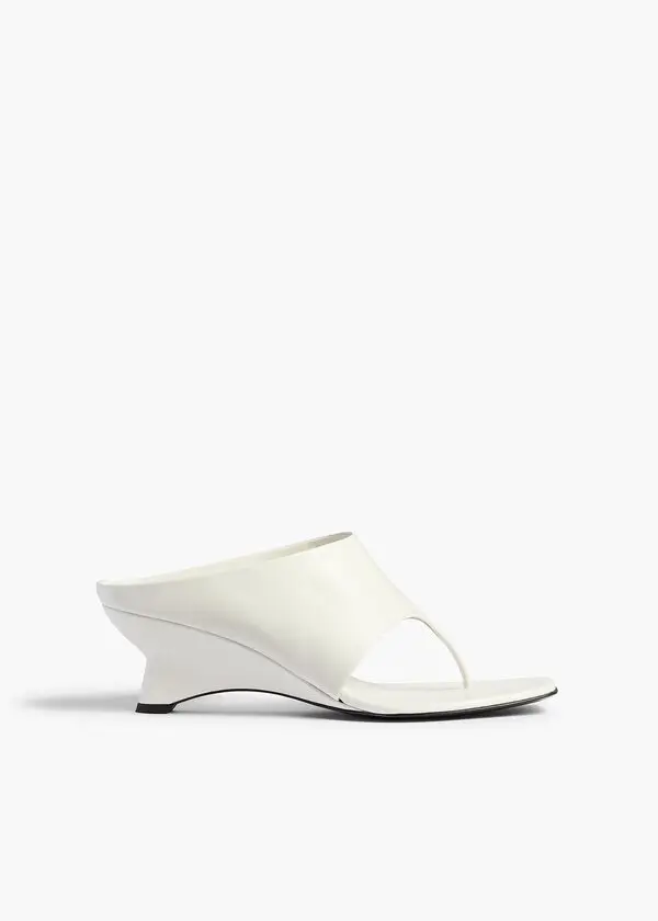 Khaite Marlow Mule In Glazed Leather - Chalk