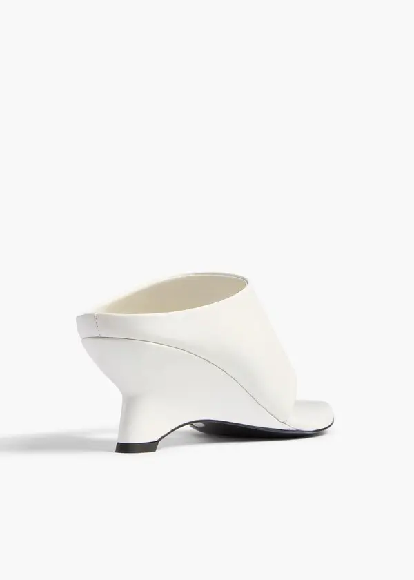 Khaite Marlow Mule In Glazed Leather - Chalk