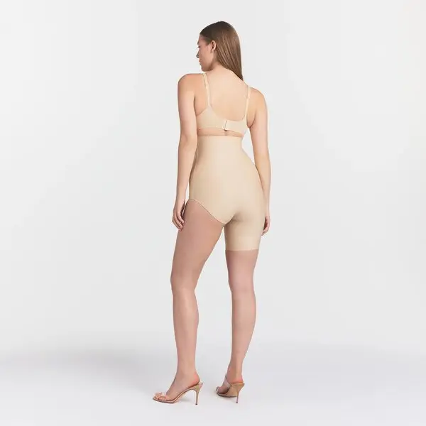 SKIMS Left Leg Solution Short - Sand