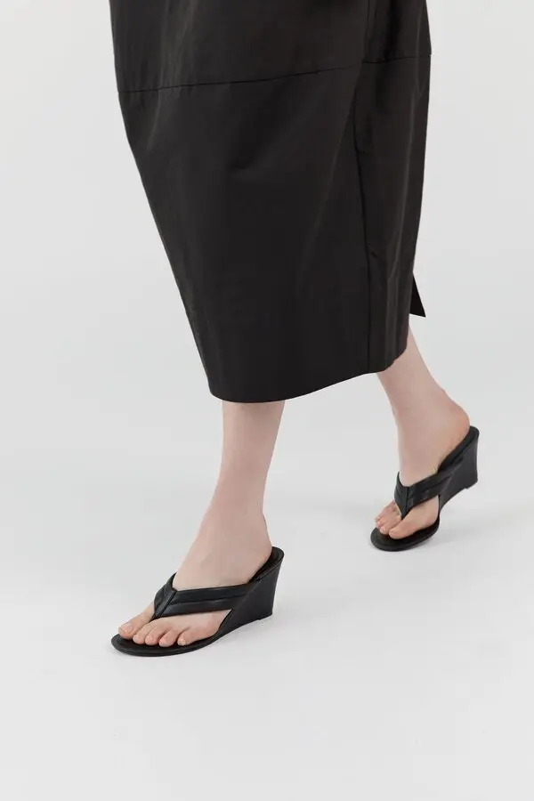 ST. AGNI Stitch Detail Thong Wedge - Black
