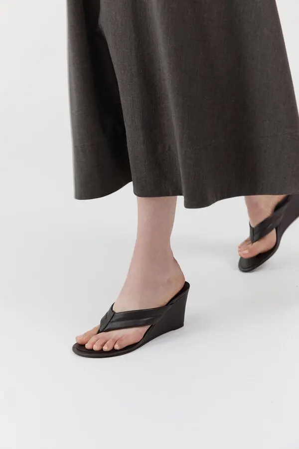 ST. AGNI Stitch Detail Thong Wedge - Coffee