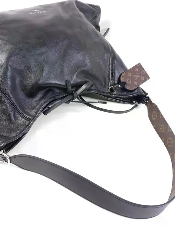 LOUIS VUITTON Carryall Vibe Mm Shoulder Bag