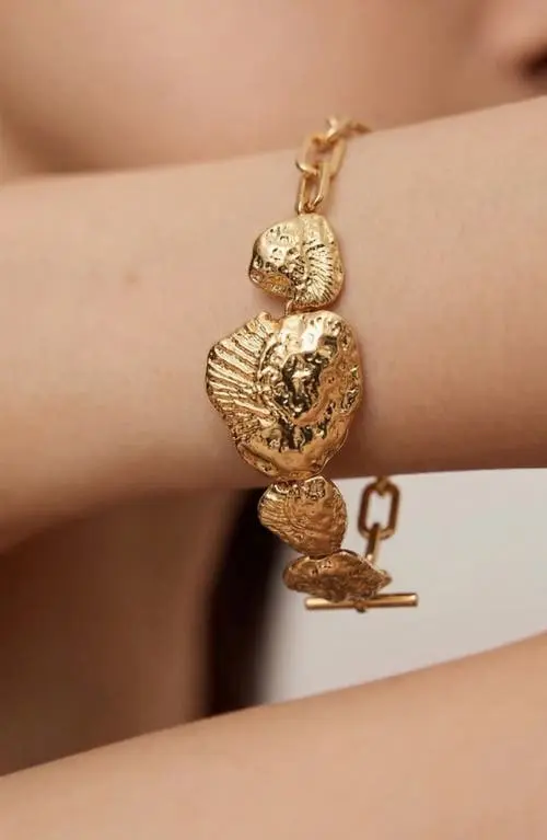 YOJ Oldeu Shell Charm Bracelet