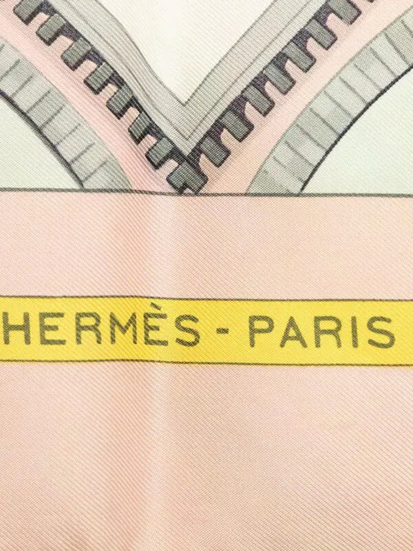 Hermès 20th Century Bordeaux Porte Oceane Silk Scarf 90 Scarves - Pink
