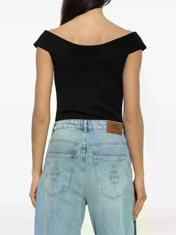 GESTUZ Off-shoulder Bodysuit