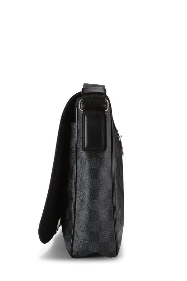LOUIS VUITTON Damier Graphite District Messenger