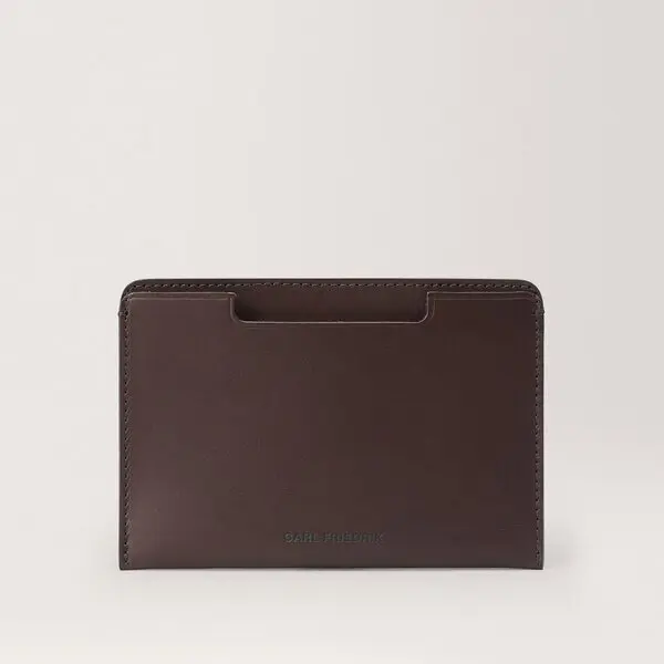 CARL FRIEDRIK Easton Passport Sleeve - Chocolate