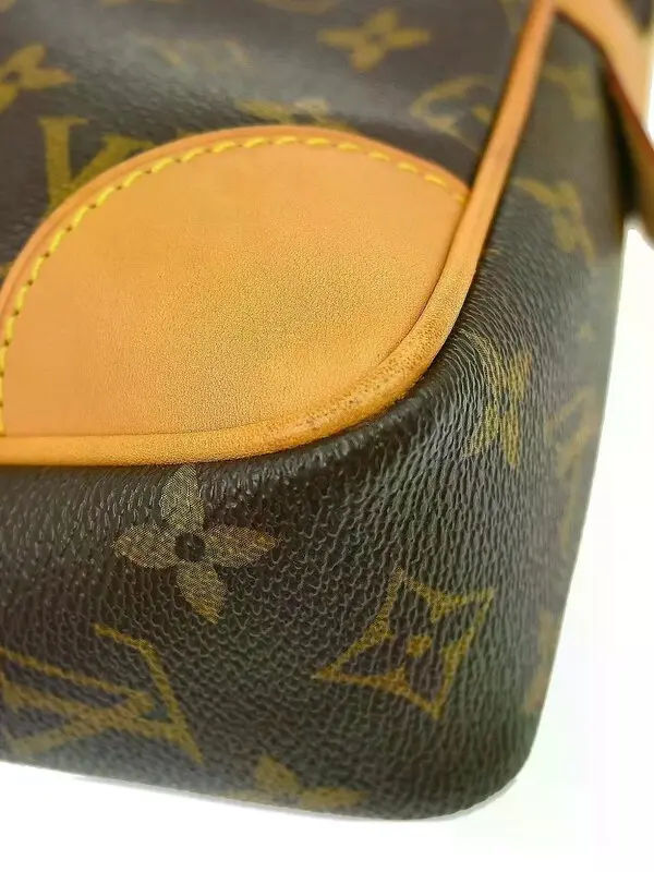 LOUIS VUITTON 2010 Porte Documents Voyage Handbag - Brown