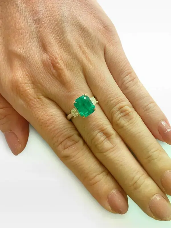 HYT JEWELRY Emerald And Diamond Ring
