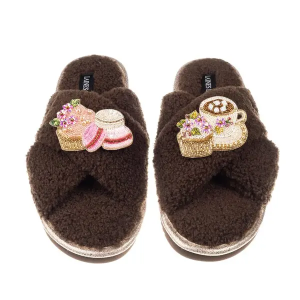 LAINES LONDON Boucle Slippers With Macaroon Brooches - Brown