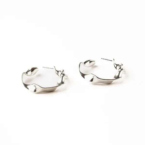 SARAHBIJOUX Large Ribbon Hoop Earrings - Silver