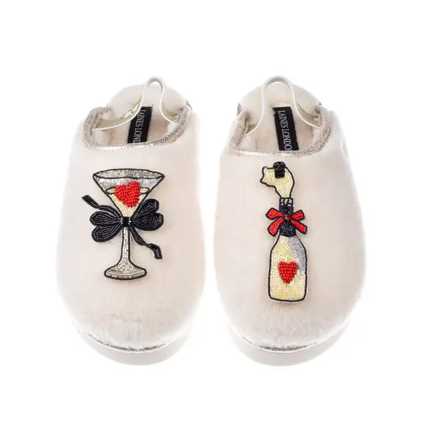 LAINES LONDON Flatform Cloud Slippers With Brooches - White