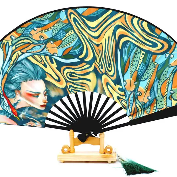 SUKI WANG LONDON Maiden' Holding Fan With Engraving - Blue