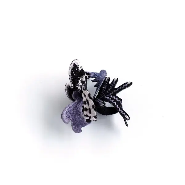 NANA WATANABE Wetland Sculptural Embroidered Earring - Grey/black
