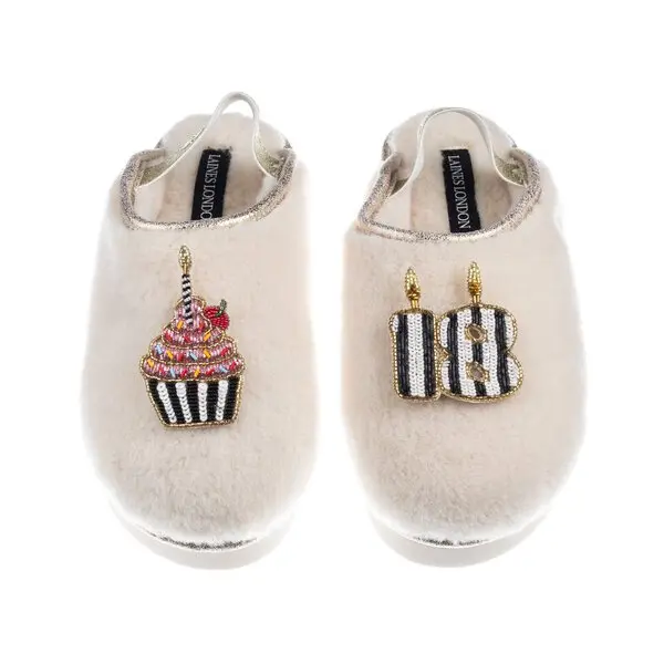 LAINES LONDON Flatform Slippers With Brooches - Gold/white