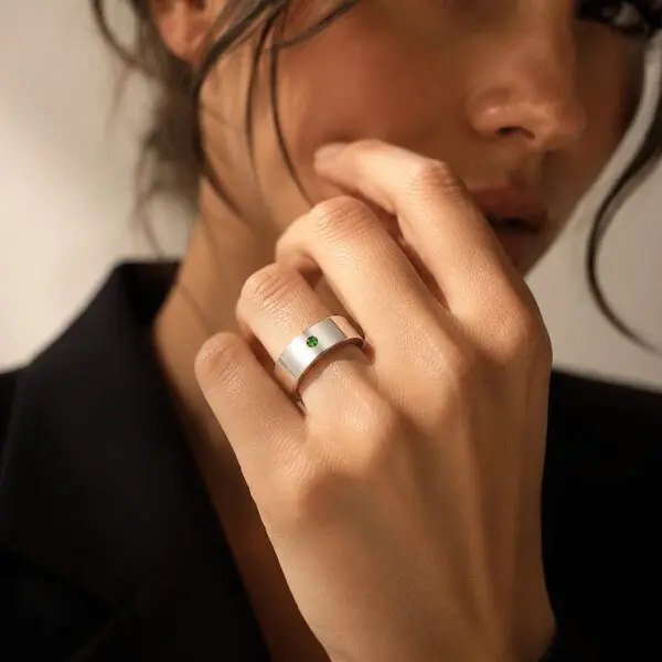 UNALOE Sterling Silver Band Ring With Emerald - Silver/green
